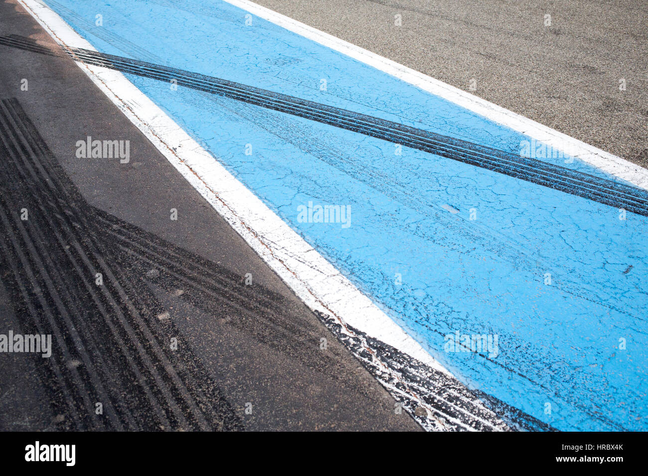 Reifenspuren auf asphalt -Fotos und -Bildmaterial in hoher Auflösung ...