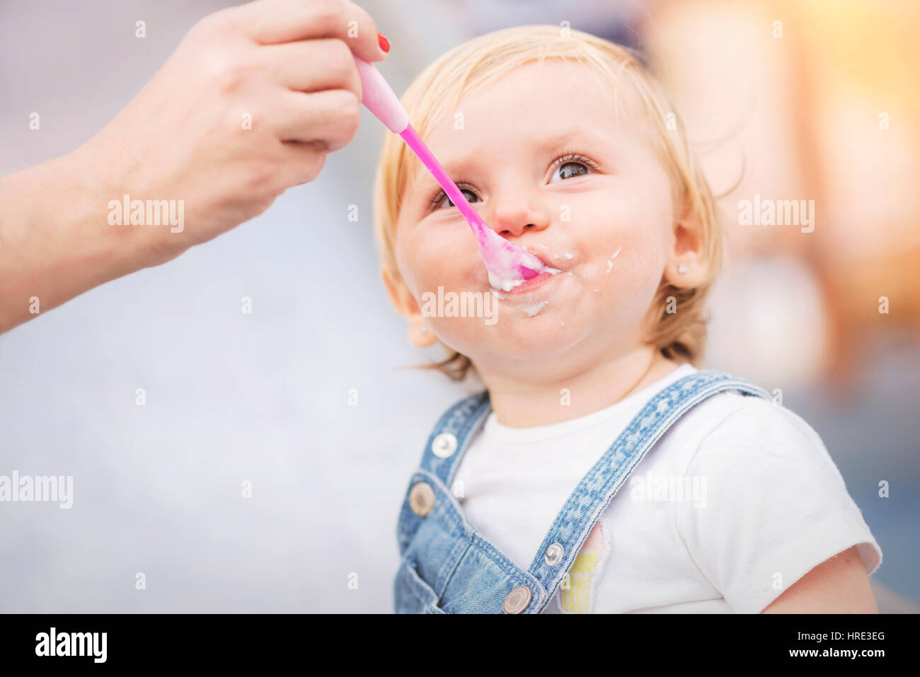 Baby eating -Fotos und -Bildmaterial in hoher Auflösung – Alamy