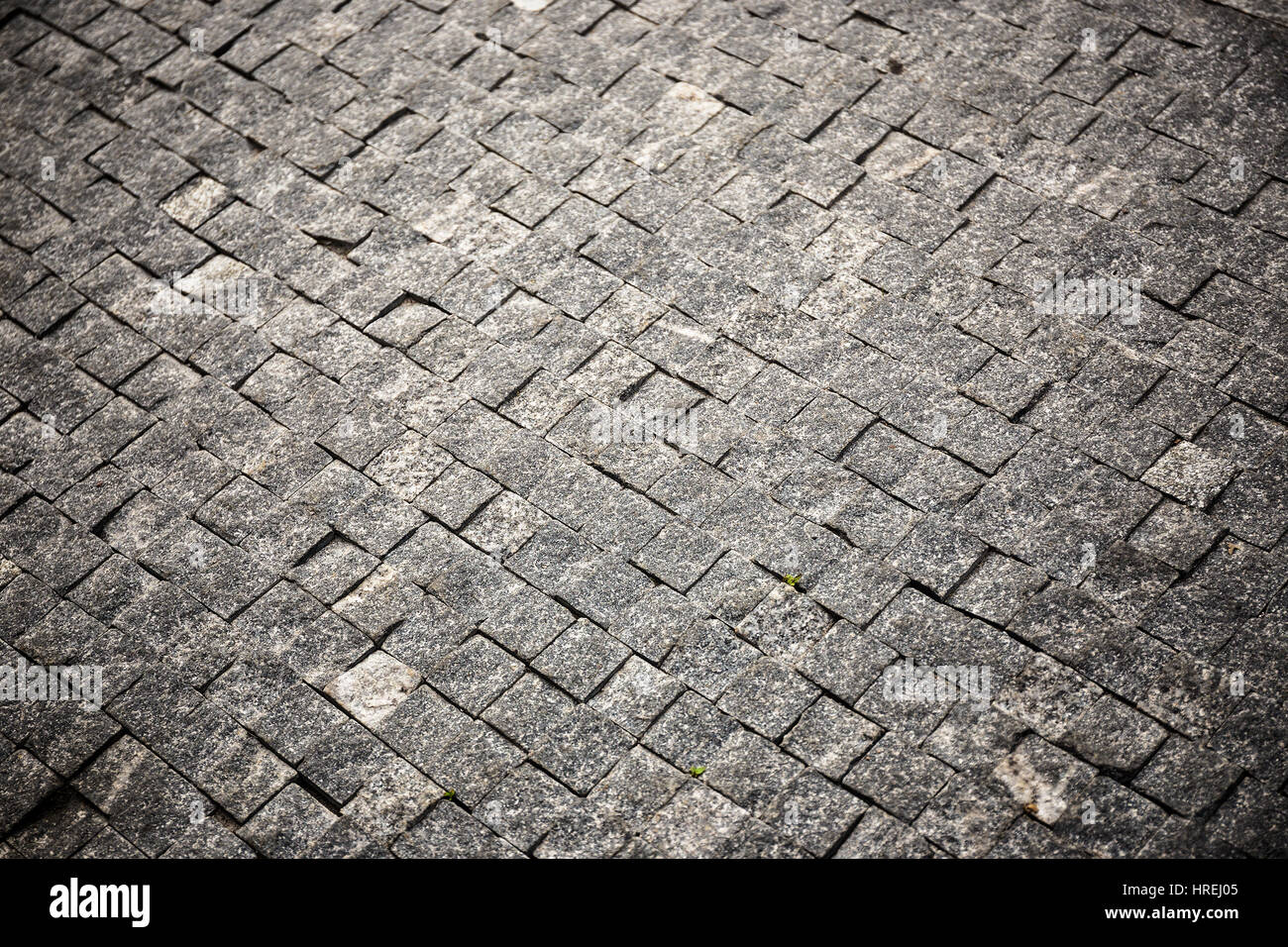 Schräge Sicht auf die Pflasterstein-Straße Stockfotografie - Alamy
