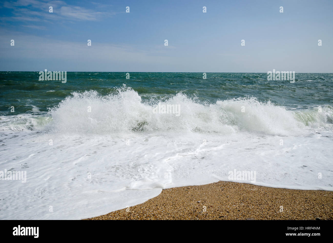 Wave crashing on beach -Fotos und -Bildmaterial in hoher Auflösung – Alamy