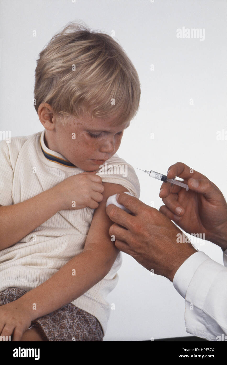Arzt, der ein kind impft -Fotos und -Bildmaterial in hoher Auflösung ...