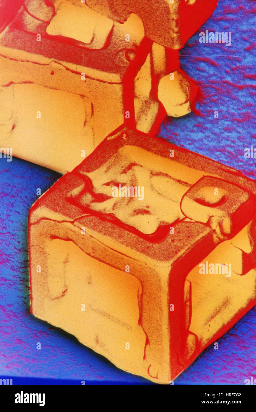 Sodium chloride crystal microscope -Fotos und -Bildmaterial in hoher ...
