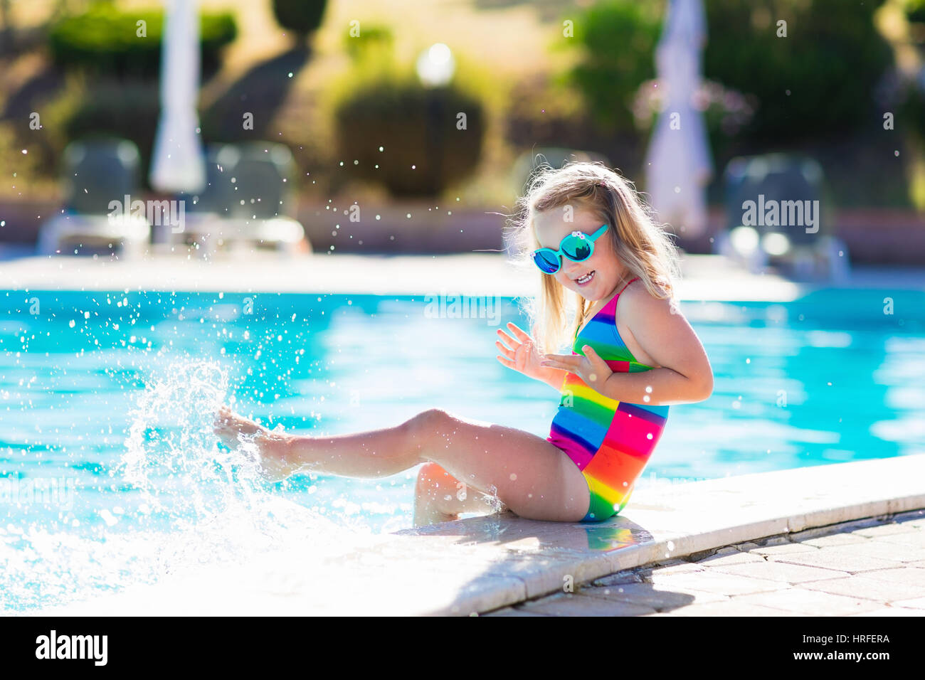 Kleines Mädchen Im Freibad Sprung Ins Wasser Im Sommerurlaub Am