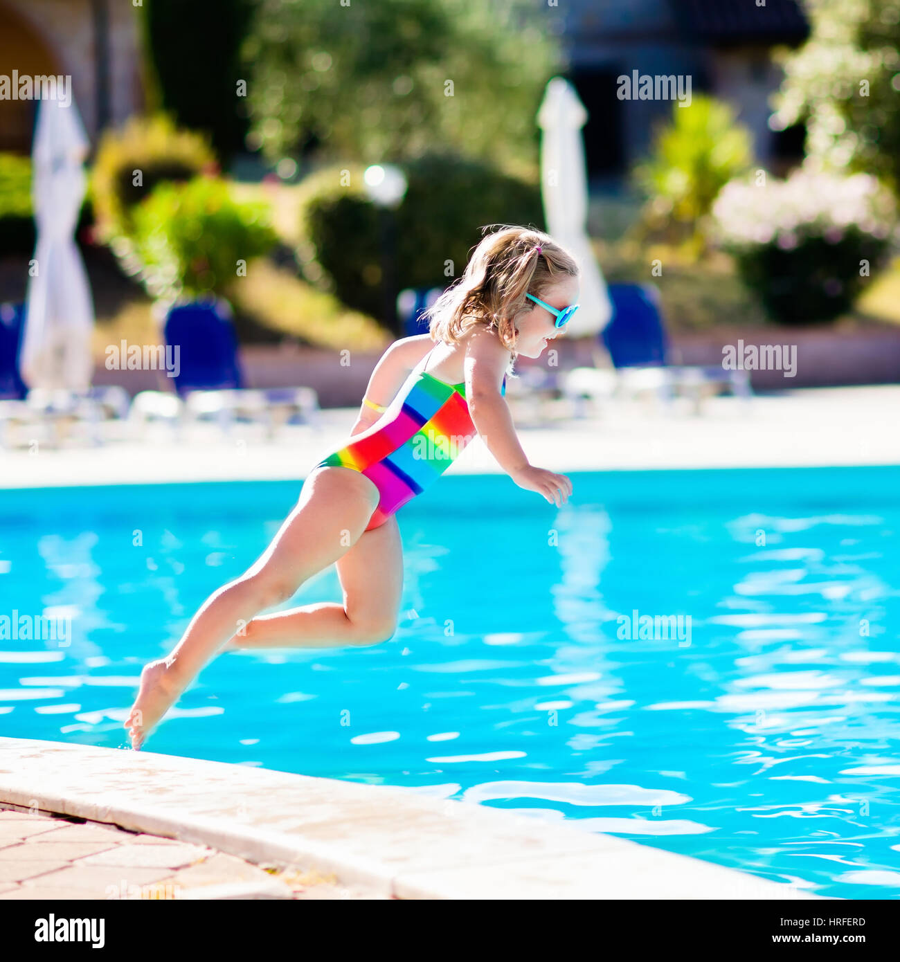 Kleines Mädchen Im Freibad Sprung Ins Wasser Im Sommerurlaub Am