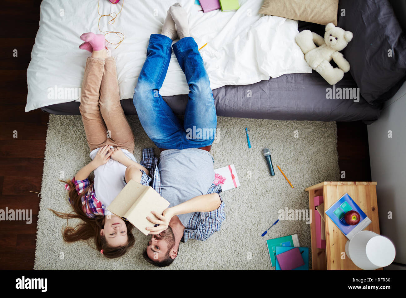 Teenager-Mädchen und mittleren Alters des Vaters auf unordentliche ...