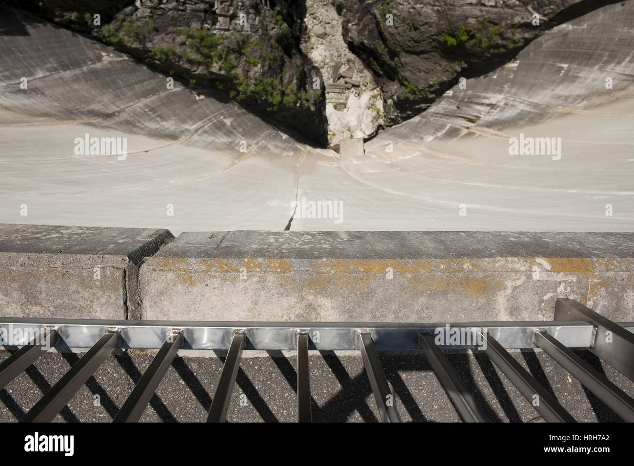 Staumauer Im Verzascatal, Tessin, Schweiz - Staumauer in Valle Verzasca ...