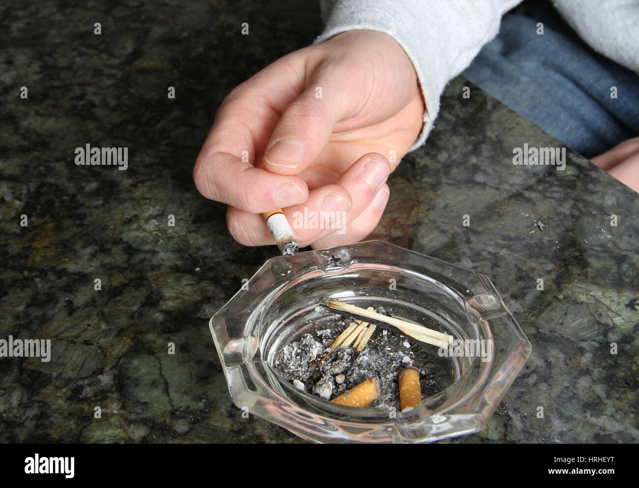 Beim zigarettenrauchen -Fotos und -Bildmaterial in hoher Auflösung – Alamy