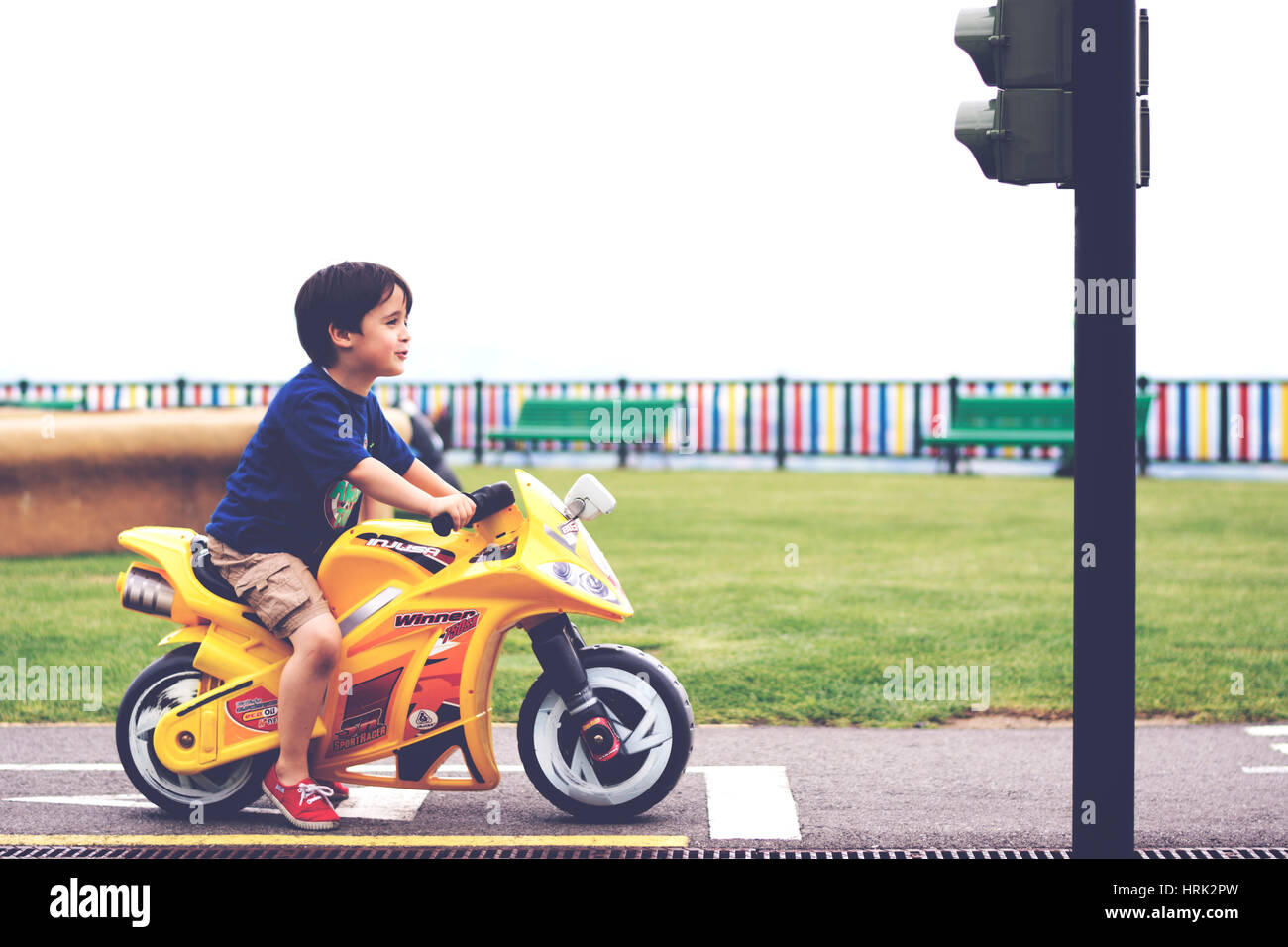 Kinder motorrad -Fotos und -Bildmaterial in hoher Auflösung – Alamy