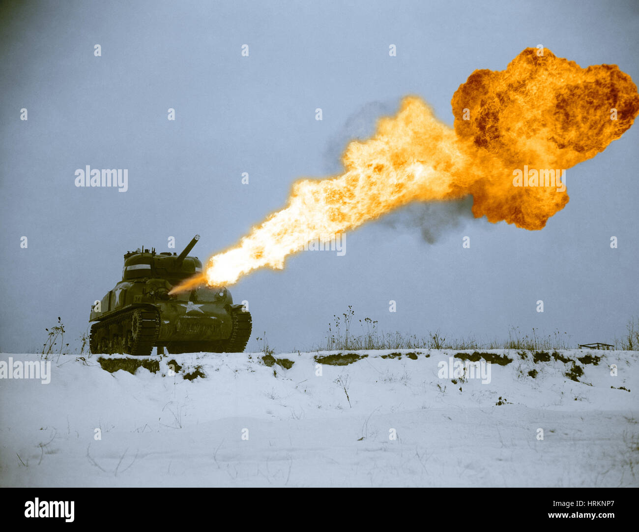 Flammenwerfender tank -Fotos und -Bildmaterial in hoher Auflösung – Alamy