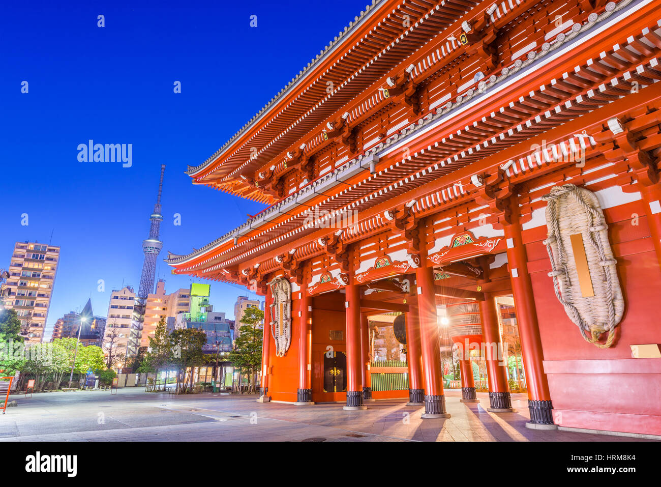 Sensoji Tempel Tor und Skytree Tower in Tokio, Japan Stockfotografie ...