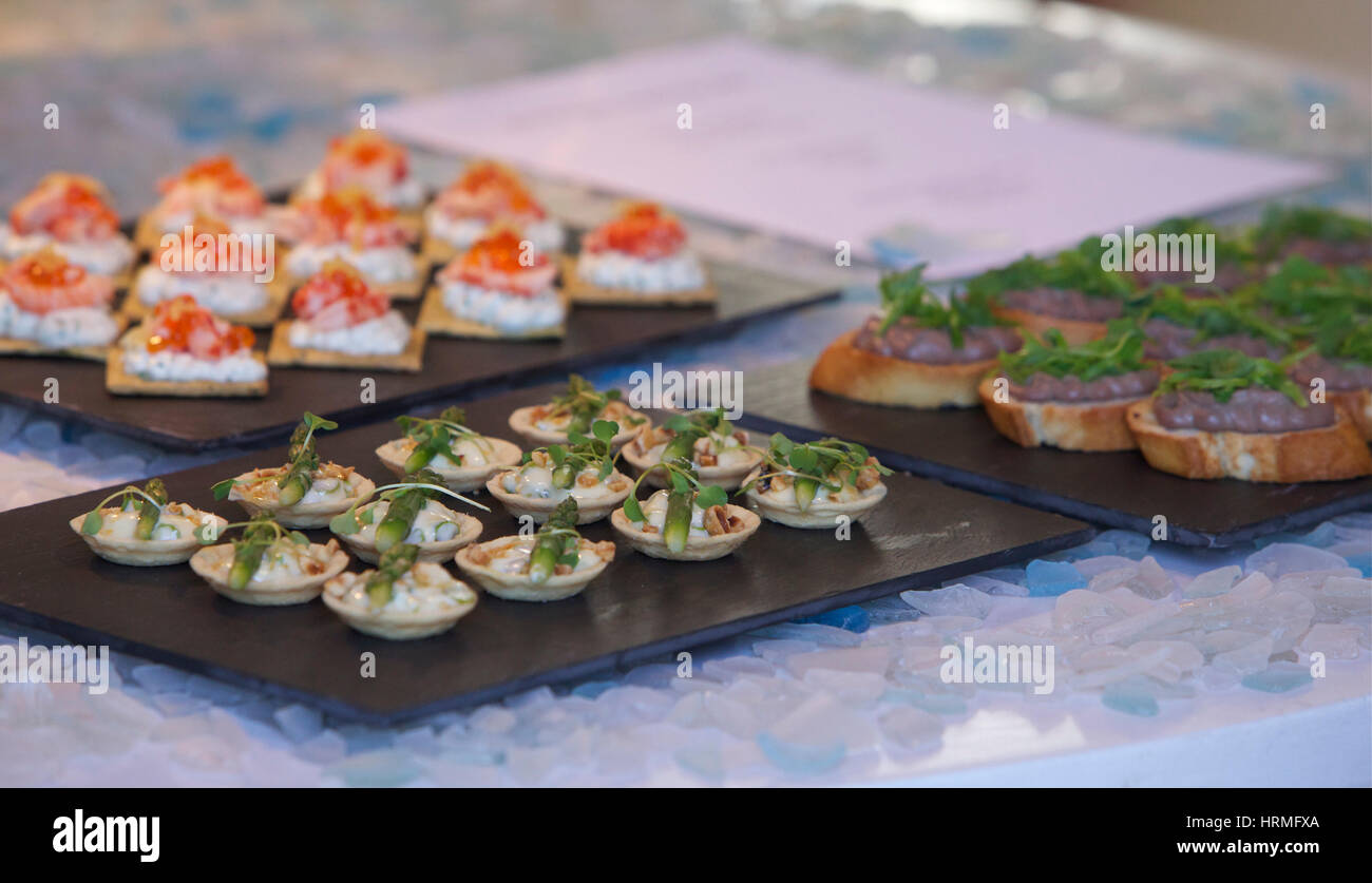 Tabelle der Canapés bei einer Dinner-party Stockfotografie - Alamy