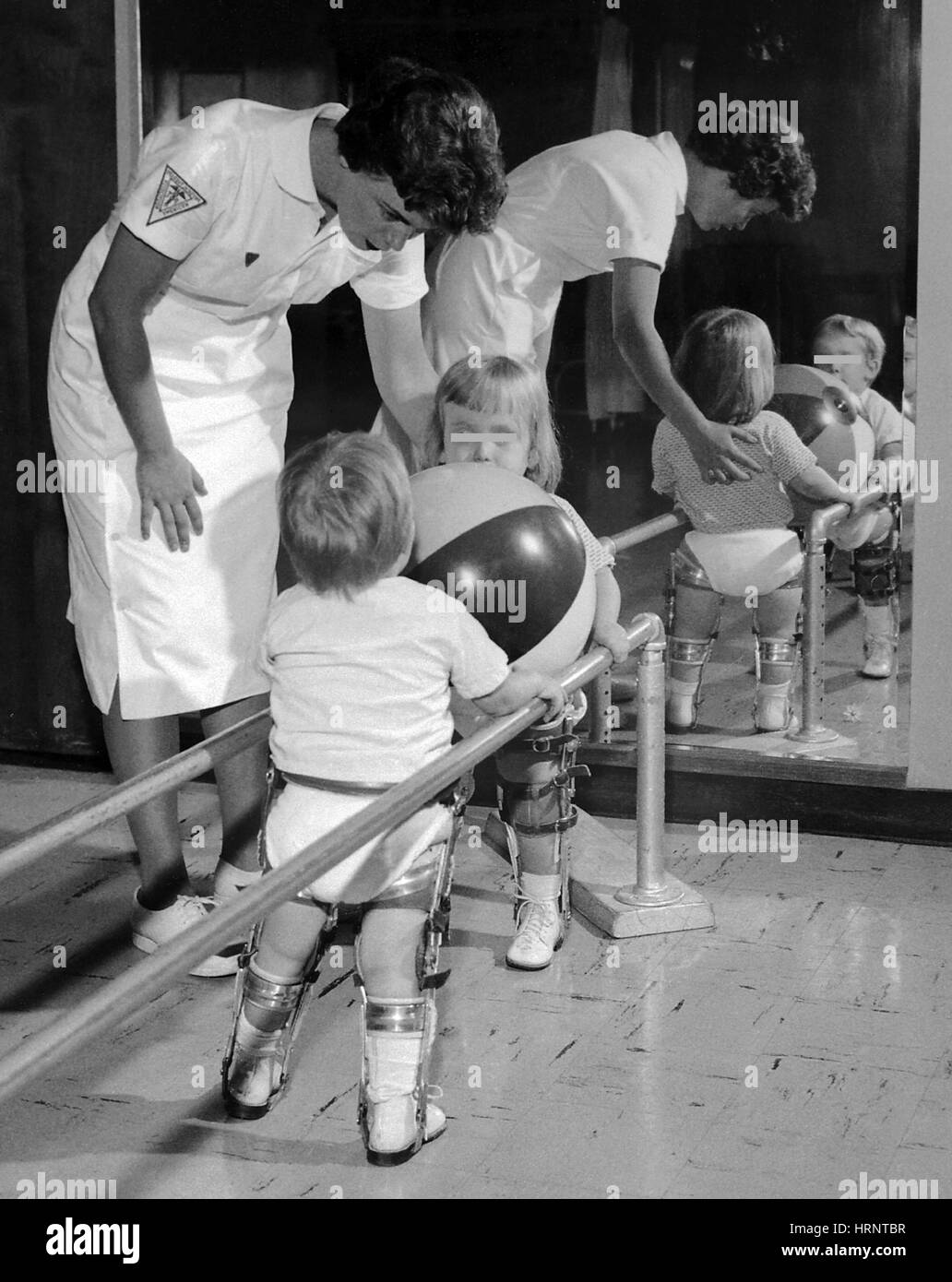 Physiotherapeuten arbeiten mit Polio-betroffenen Kindern, 1963 ...