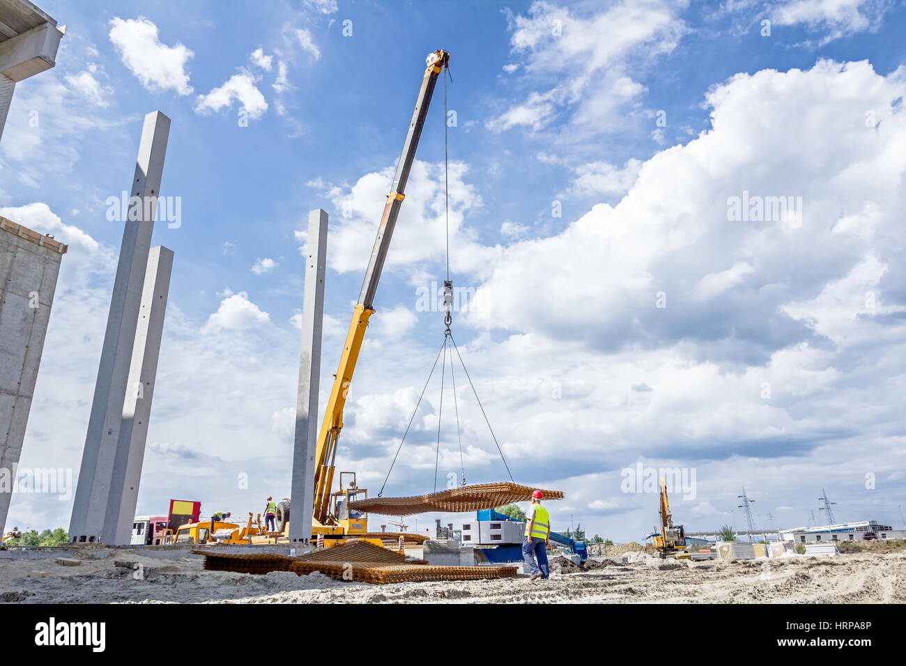 Mobiler Kran ist verstärkende Netz von LKW-Anhänger entladen ...
