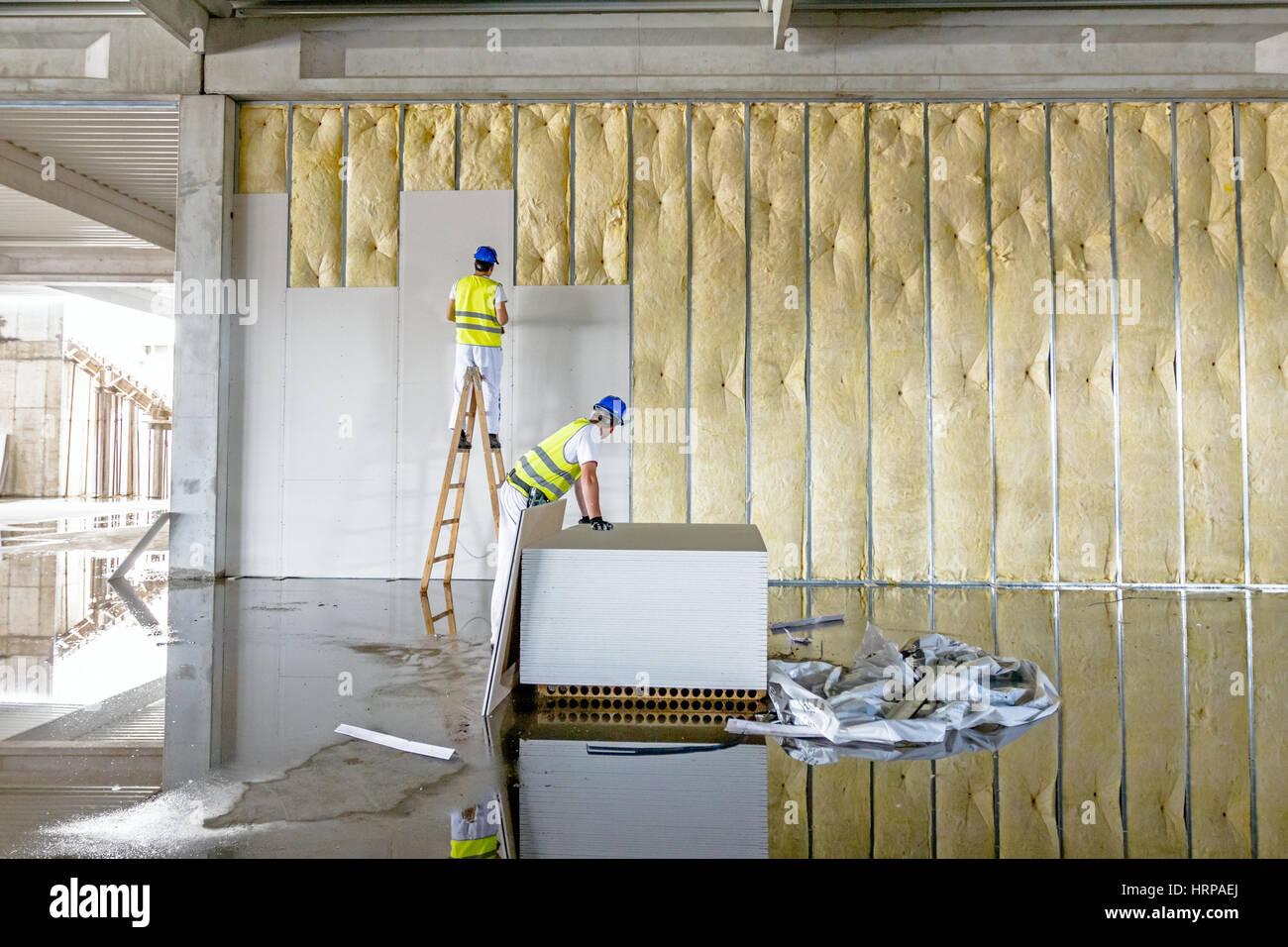 Arbeitnehmer sind Montage-Gips-Wand. Gipskartonplatten ist im Bau mit ...
