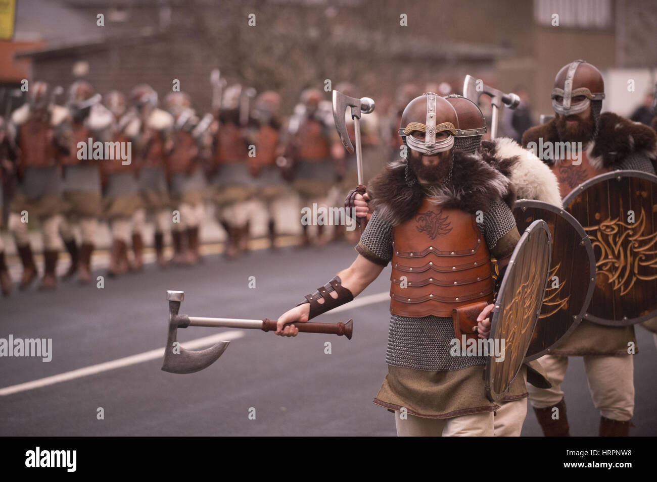 Der Guizer Jarl und seiner Mannschaft singen Lieder in Lerwick Royal ...