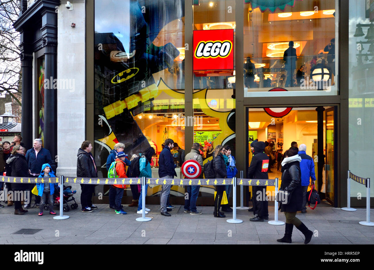 London, England, Vereinigtes Königreich. Schlangestehen vor den Lego ...