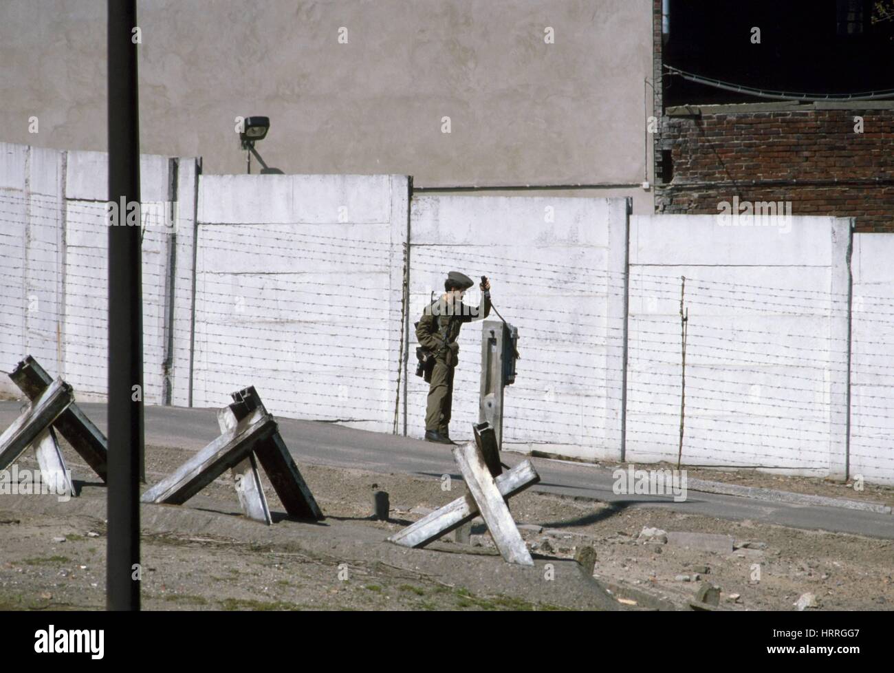 Die Berliner Mauer im Jahr 1986 DDR Grenzpolizei (Volkspolizei ...