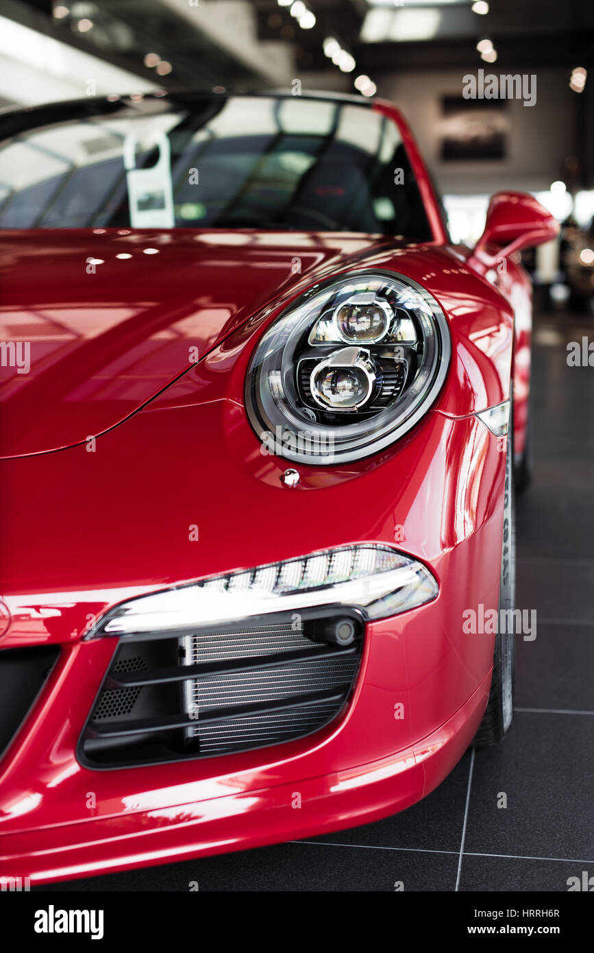 Roter porsche 911 -Fotos und -Bildmaterial in hoher Auflösung – Alamy