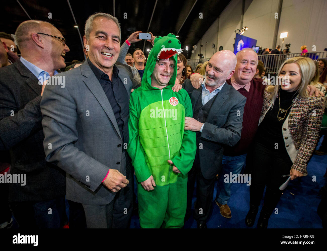 (links nach rechts) Sinn Féin Paul Maskey MP, Sinn Féin kehrte MLA Pat ...