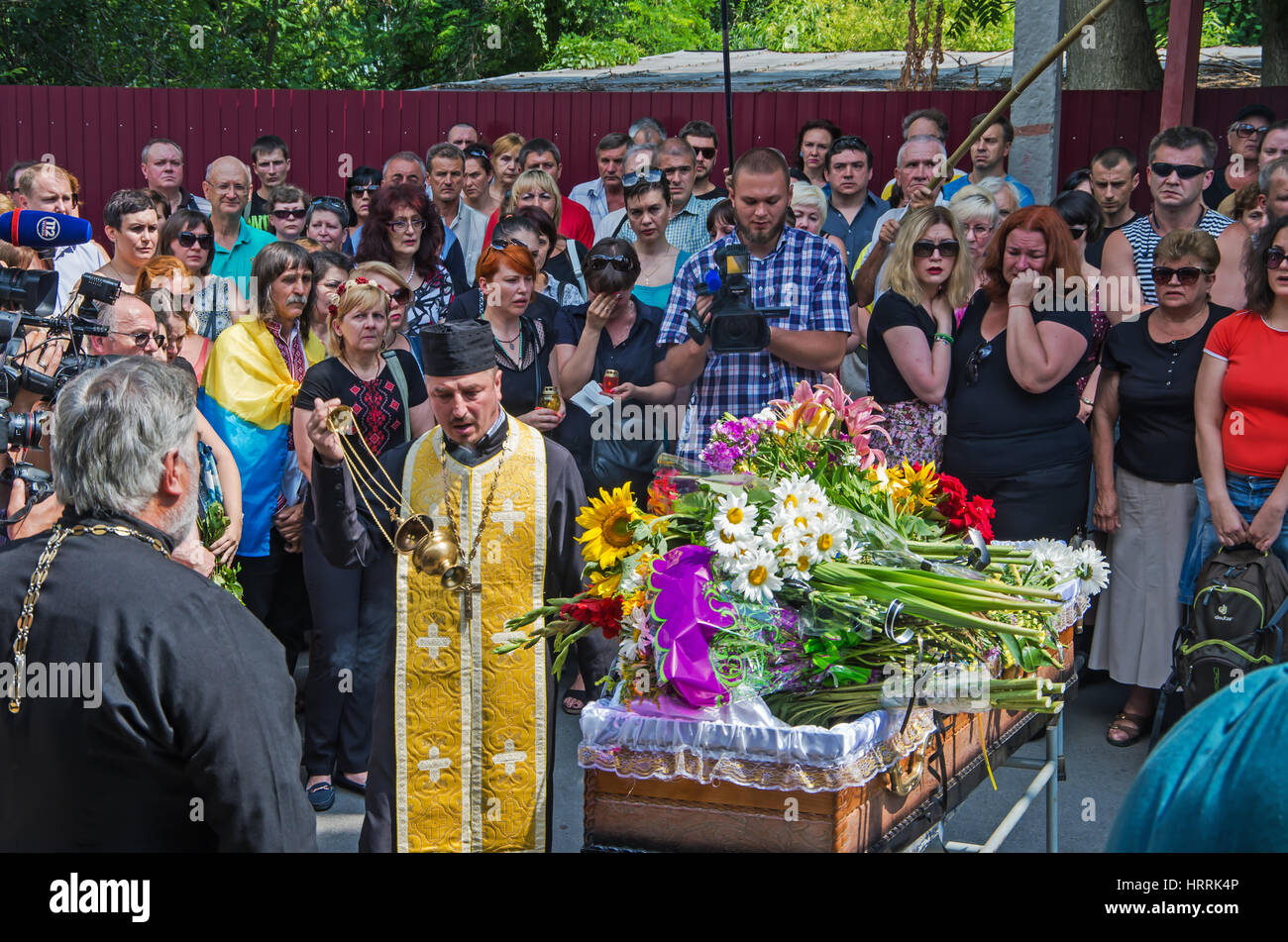Dnepropetrovsk, Ukraine - 30. Juni 2016: Orthodoxe Priester tragen die ...