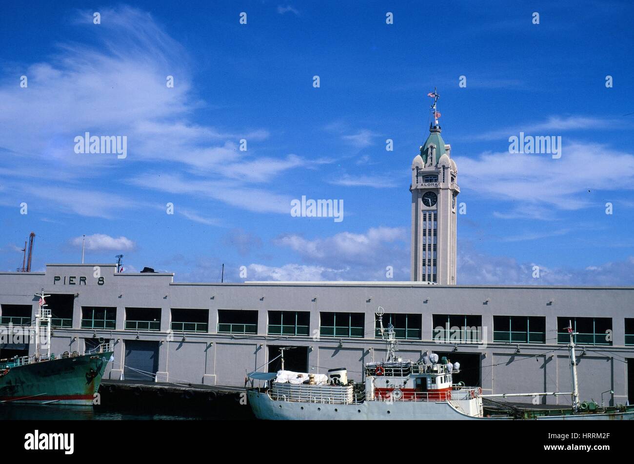 Blick auf Pier 8 und Aloha Tower aus ein Boot am Pier, Honolulu, Hawaii ...