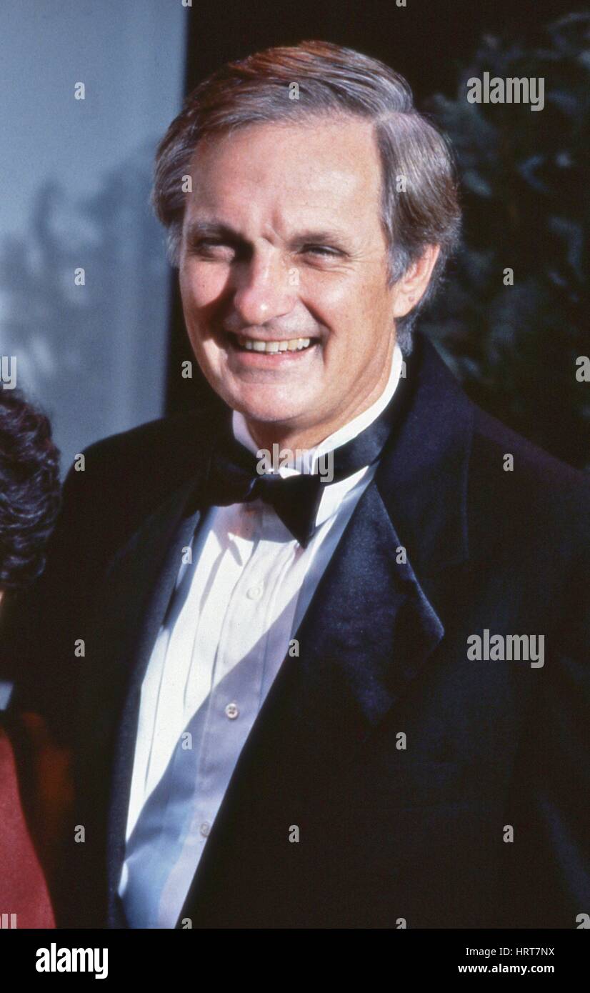 Was macht m a s h star alan alda -Fotos und -Bildmaterial in hoher ...