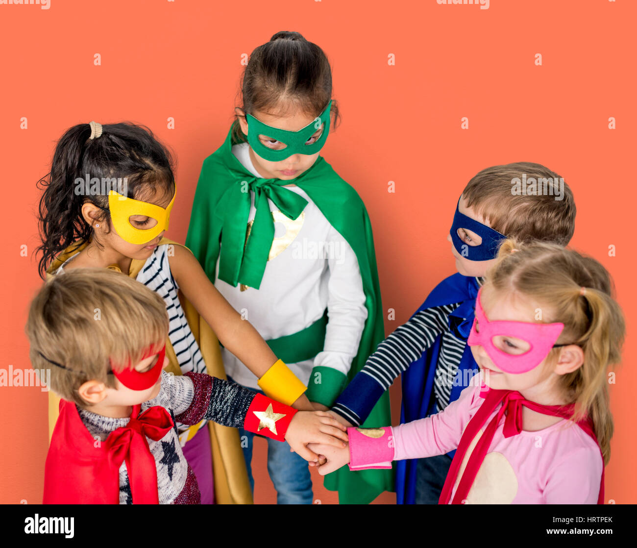 Kinder teamarbeit -Fotos und -Bildmaterial in hoher Auflösung – Alamy