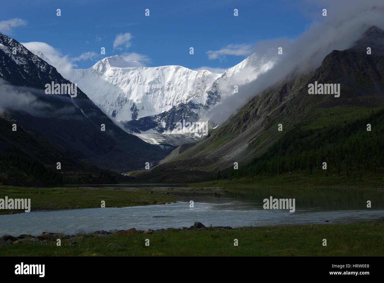 Berglandschaft. Highlands, Berge, Schluchten und Täler. Die Stones auf ...