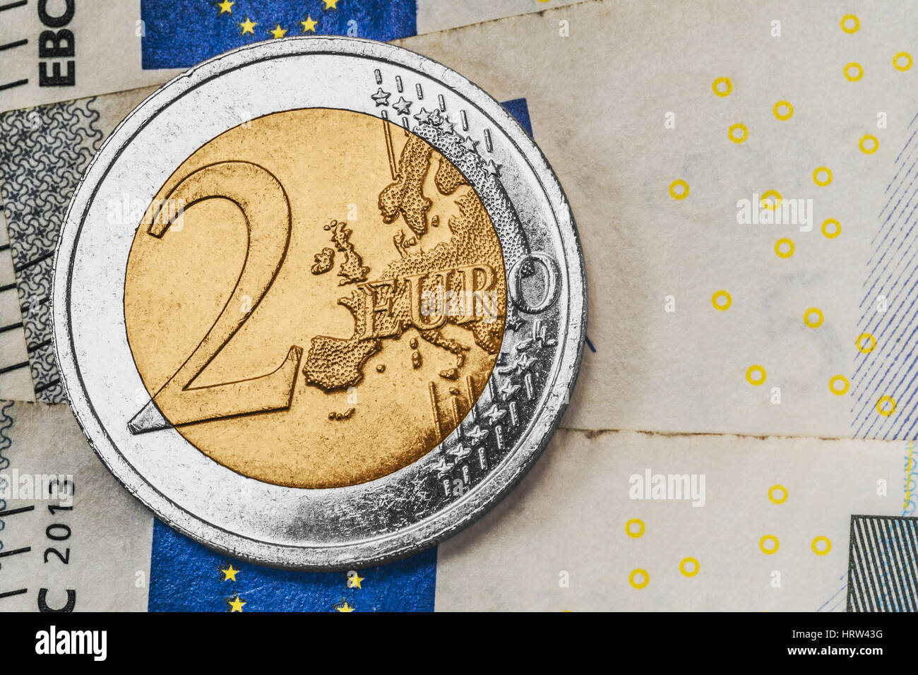 das Geld Europas, eine 2-Euro-Münze auf Euro-Banknoten Stockfotografie ...