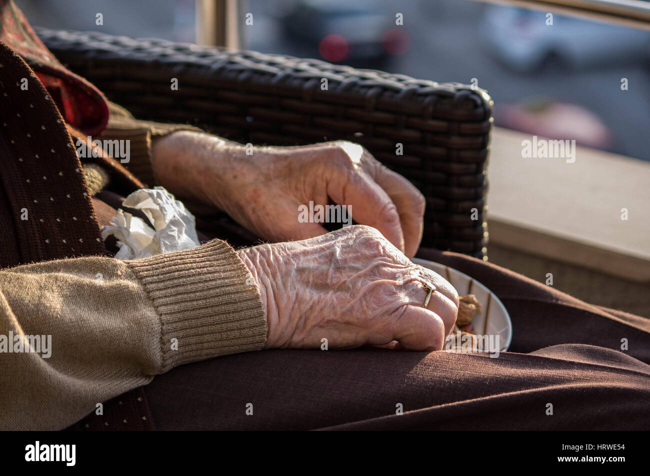 Oma hand -Fotos und -Bildmaterial in hoher Auflösung – Alamy