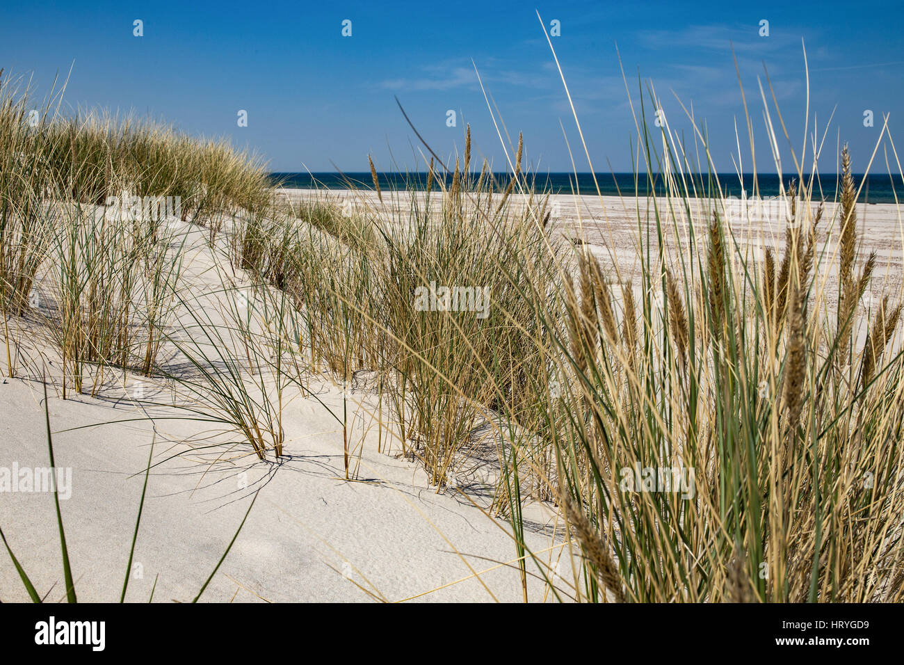Helle, große und weiße polnische Strand in Leba. Ostsee und seine ...
