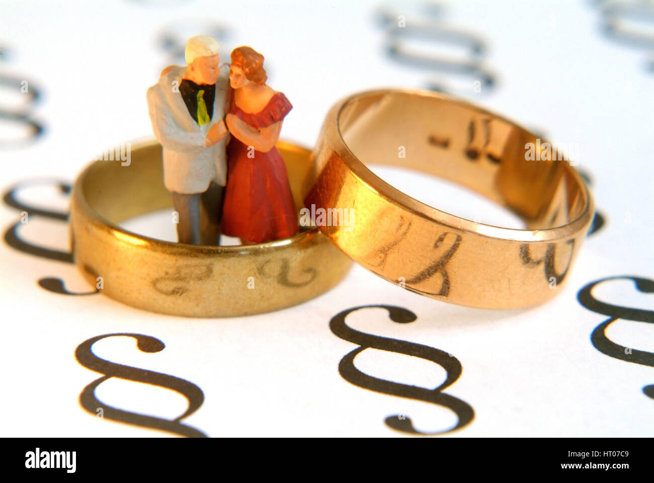 Symbolbild Eherecht, Ehevertrag - symbolisch für die Ehe ...