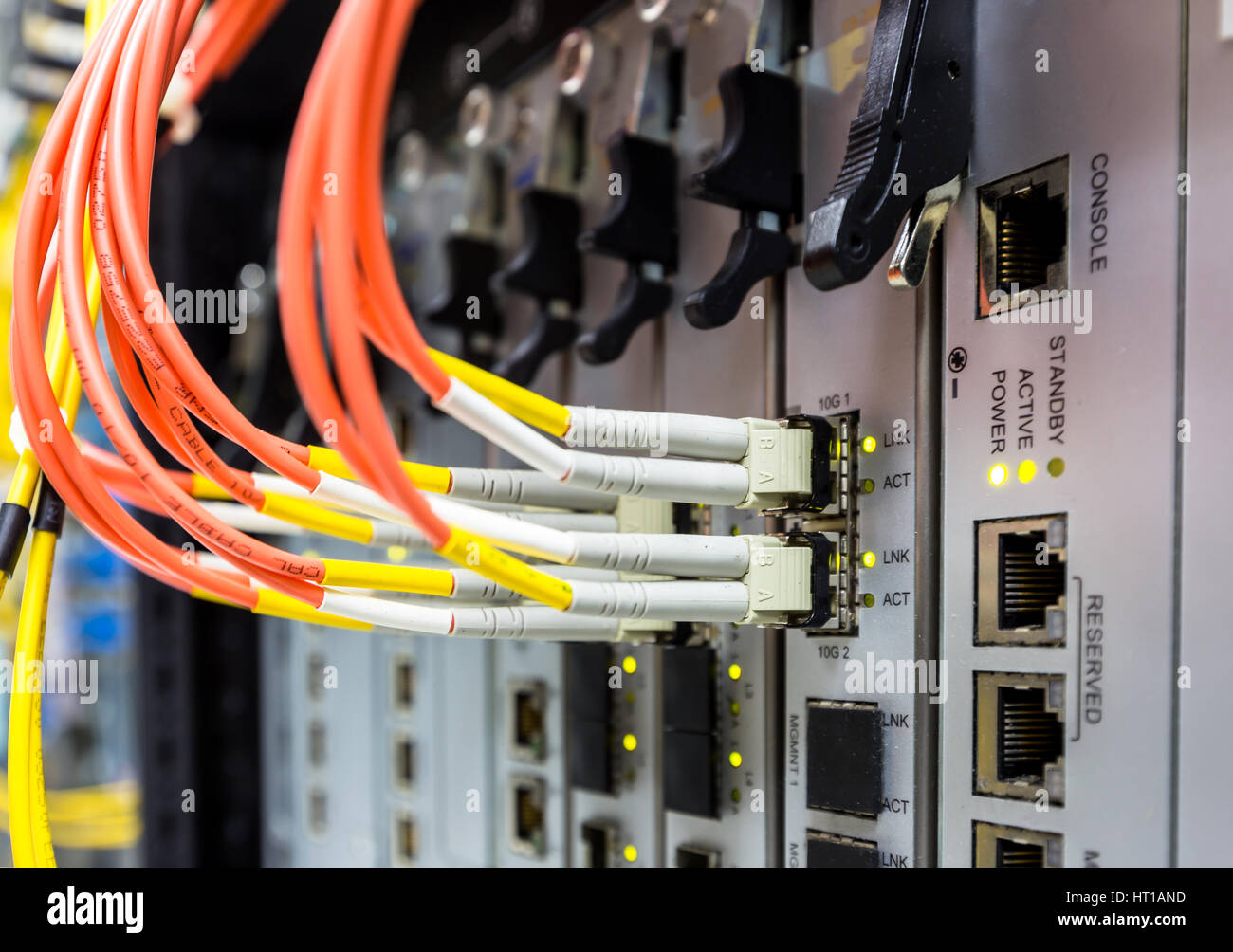 LWL-Kabel verbinden Sie mit Ethernet-Switch am Rack montieren ...