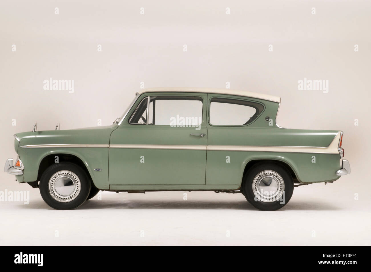 Ford anglia 105e cars -Fotos und -Bildmaterial in hoher Auflösung – Alamy