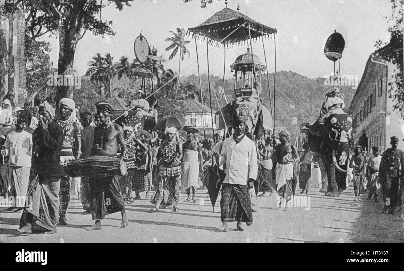 "Kandy. Perahera Prcession übergeben ", c1890, (1910). Künstler: Alfred ...