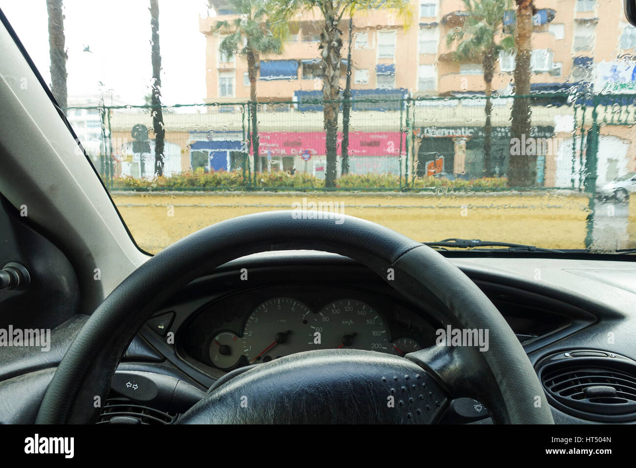 Blick vom in einem Auto. Regen Sie auf Auto Frontscheibe ...