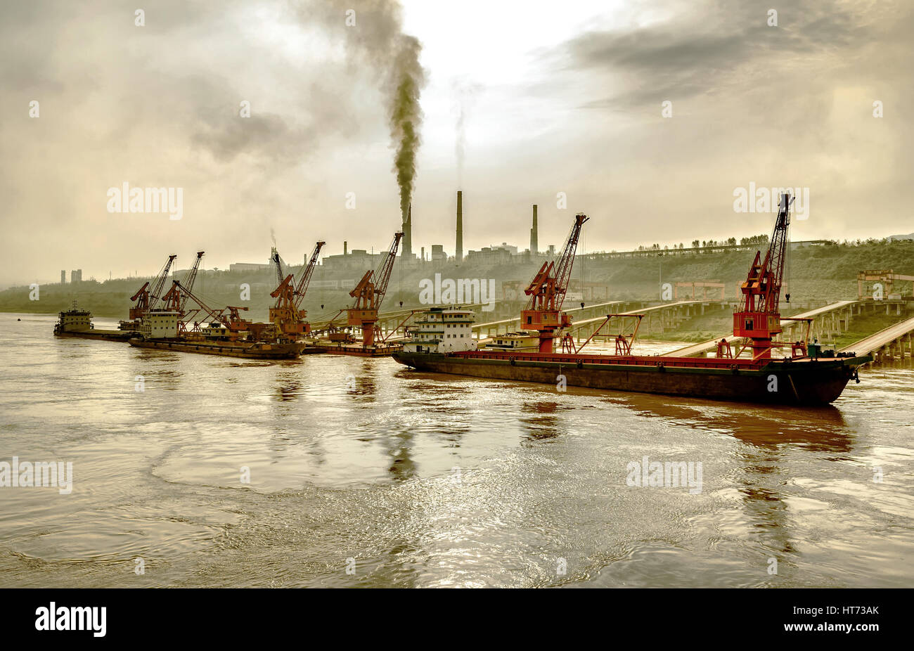 Fabrieken En de Rivier Kade Gecentraliseerde Schoorsteen Vervuiling van ...