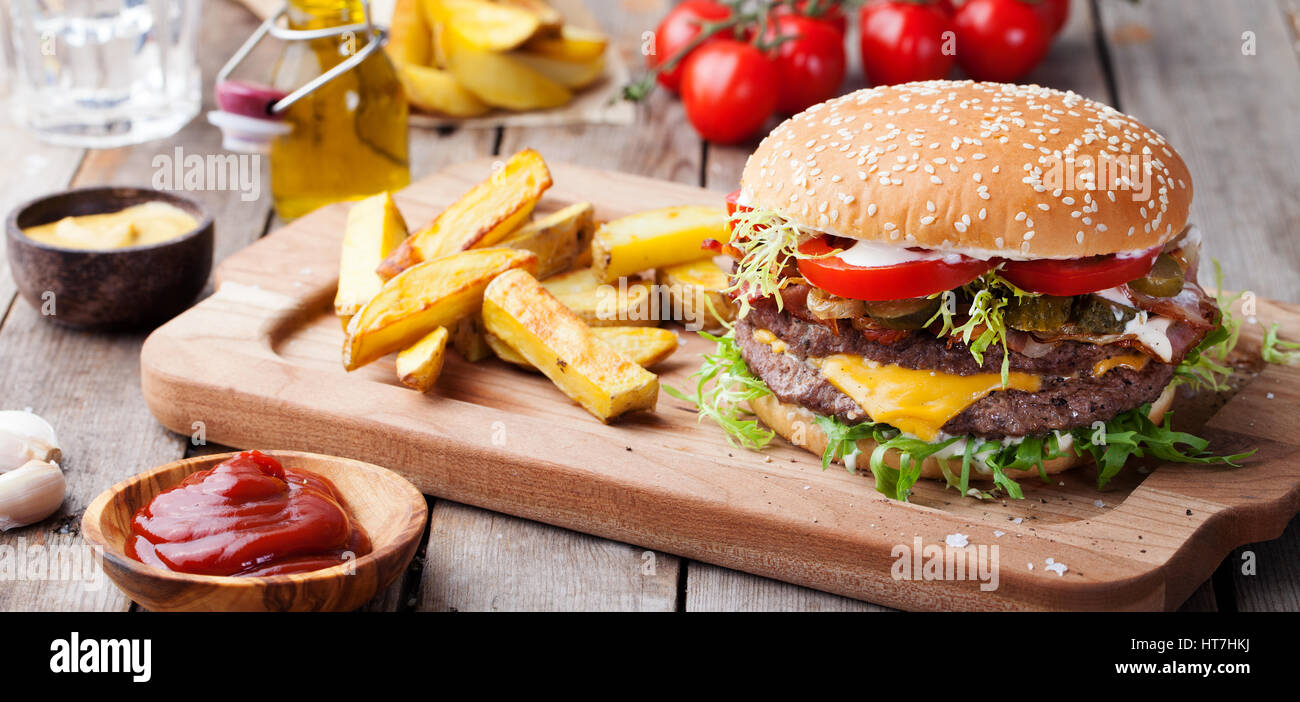 Burger, Pommes Hamburger mit französischen Schneidebrett ...