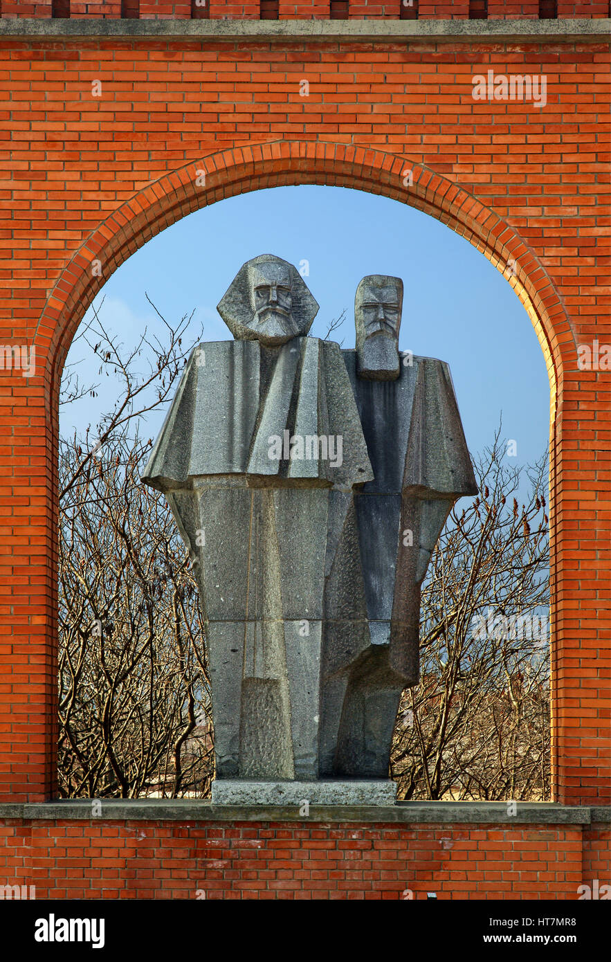 Statue von marx und engels -Fotos und -Bildmaterial in hoher Auflösung ...
