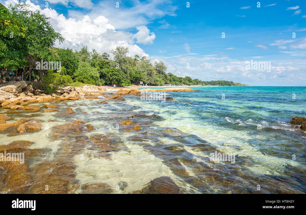 Felsiger Strand der Insel Koh Samet in Thailand mit klarem Wasser ...