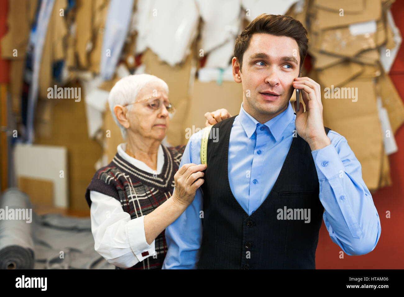 Kunde von Schneiderin sprechen auf Handy in Schneiderei-shop Stockfotografie - Alamy