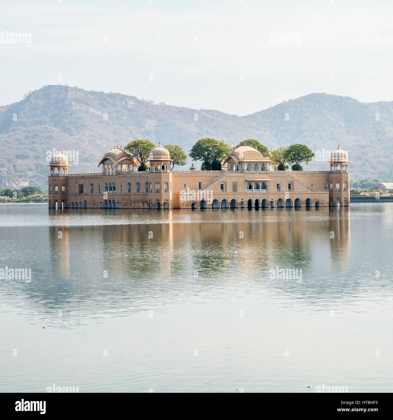 JAL Mahal (Bedeutung "Wasser Palast") ist ein Palast in der Mitte der ...