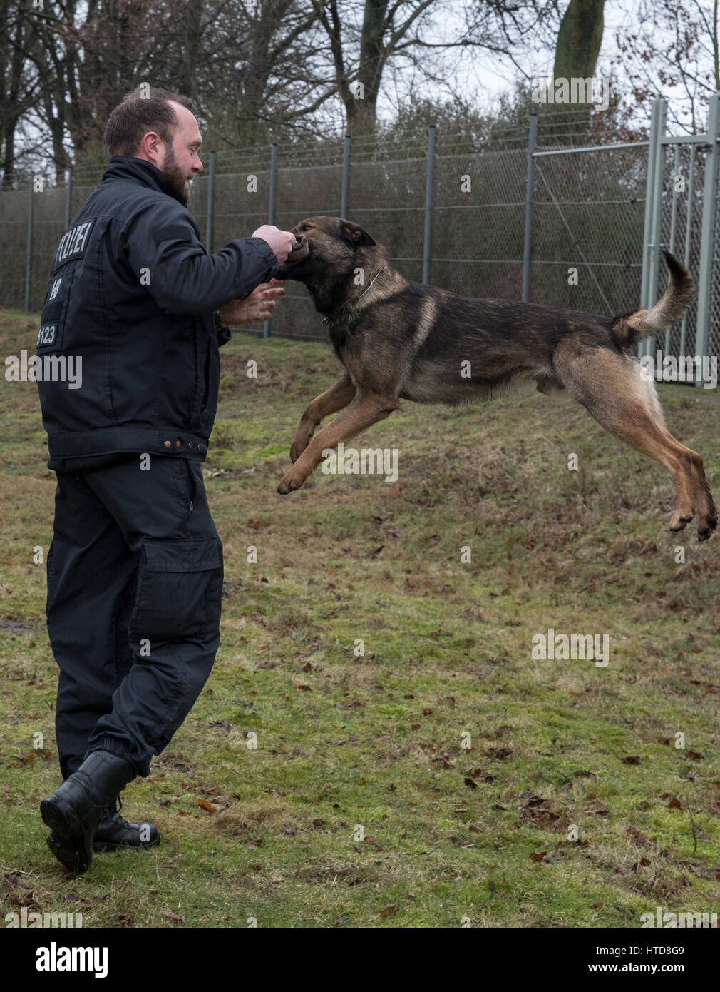 Bremen, Deutschland. 2. März 2017. Polizeihund Handler Tobias T ...