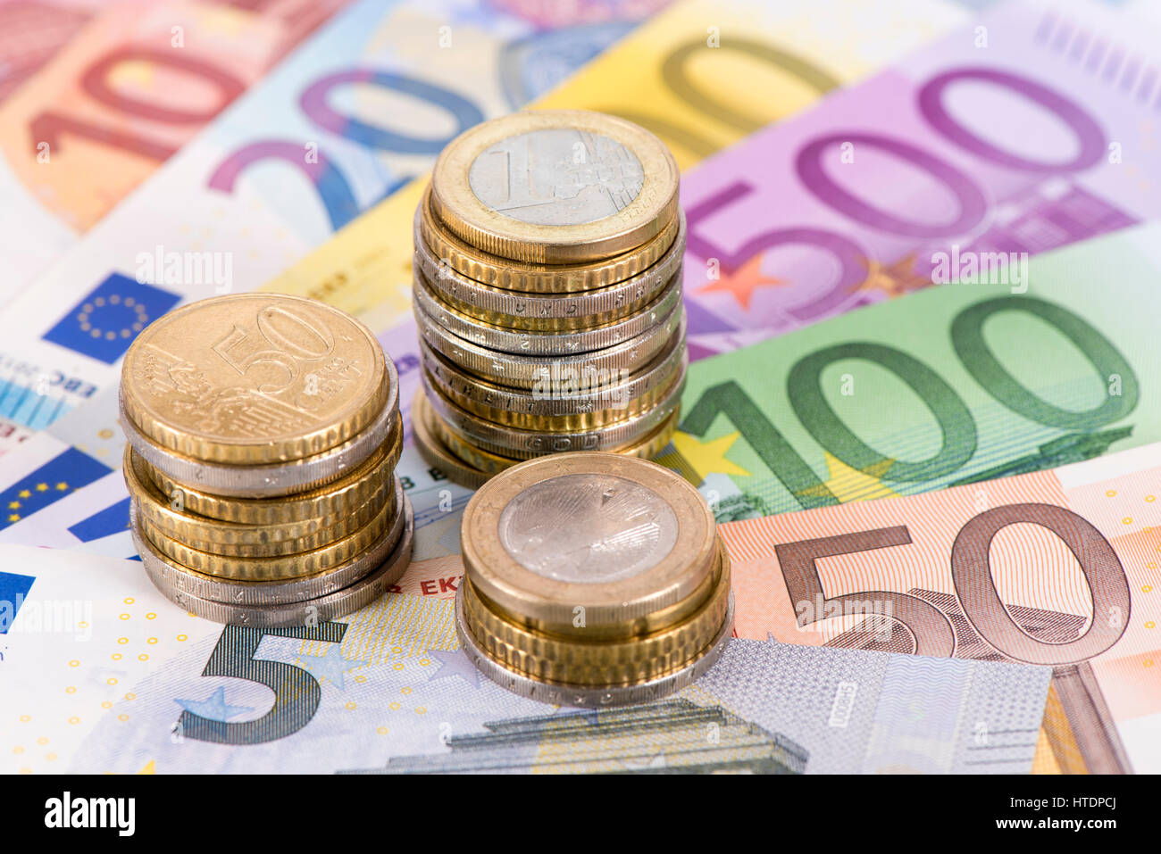 Banknoten gestapelt Stockfotos und -bilder Kaufen - Alamy