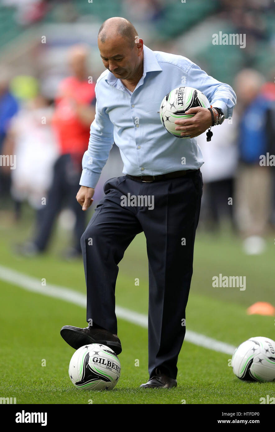 England head Trainer Eddie Jones mit einem Fußball, bevor die RBS Six ...