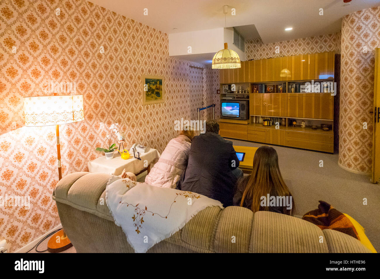 Wohnzimmer der DDR Musterwohnung im DDR Museum zeigt das Leben in der ...