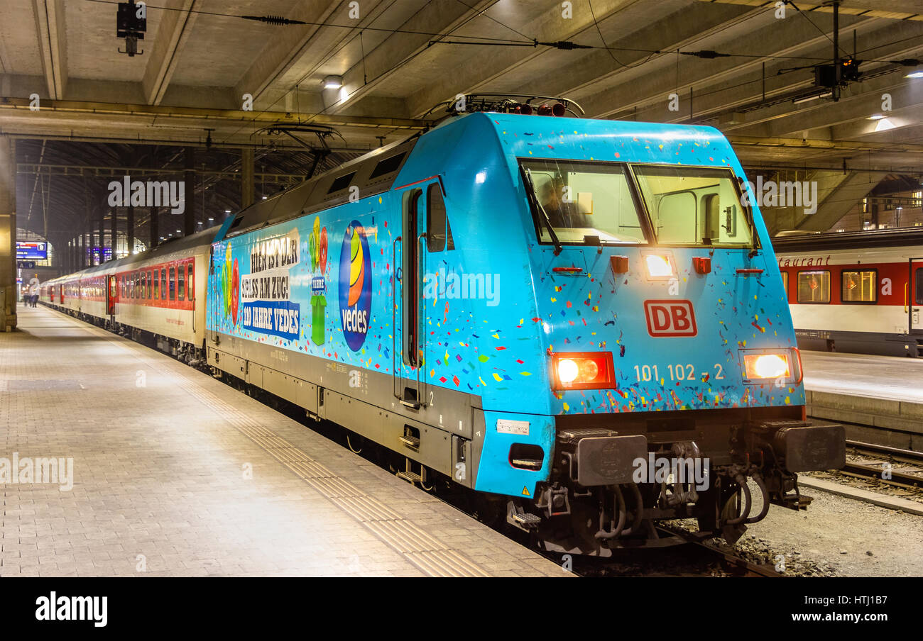 BASEL, Schweiz - 15 Dezember: City Night Line-Zug nach Prag am Bahnhof ...