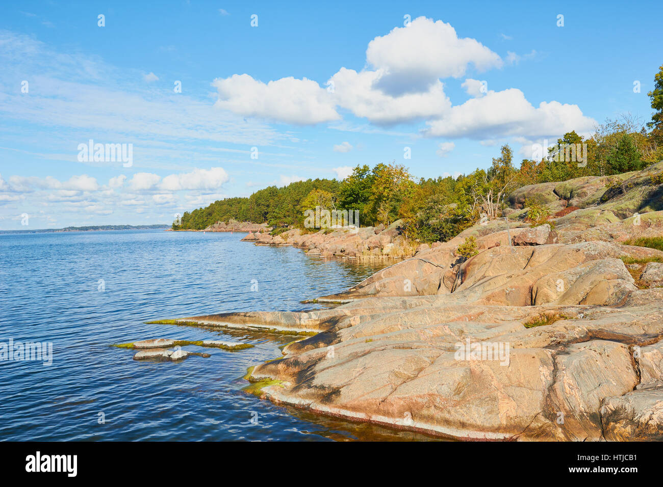 Felsige Ufer der Insel Grinda, Stockholmer Schären, Schweden ...