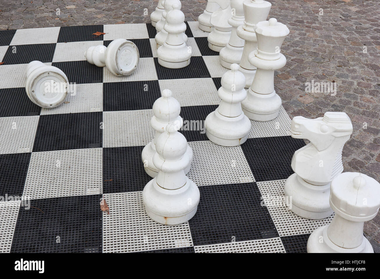 Giant chess pieces -Fotos und -Bildmaterial in hoher Auflösung – Alamy