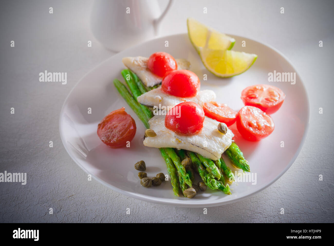 Makrelen Filets mit Spargel Zitrone und Tomate Stockfotografie - Alamy